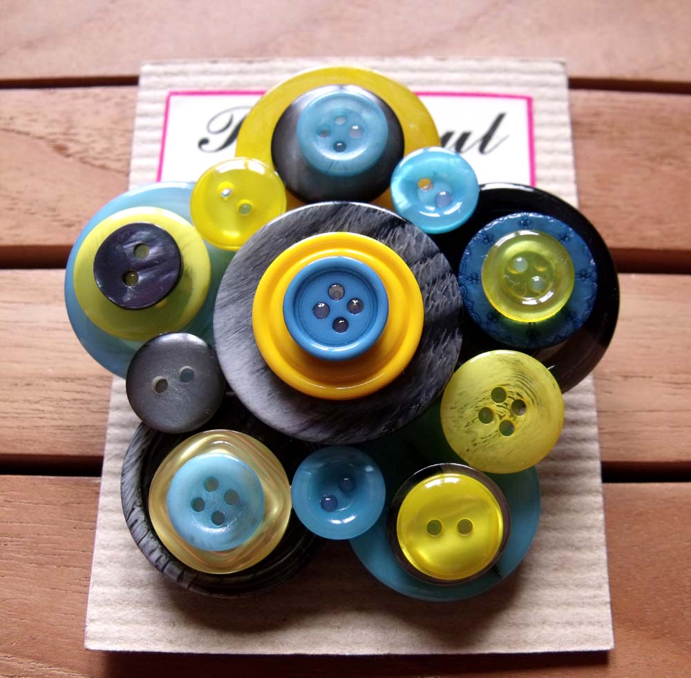 Realicoul Button Jewellery: Button Brooches