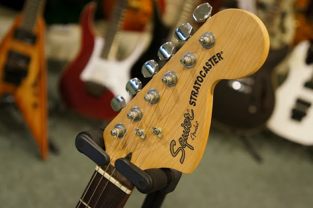 CRINSON MUSIC AND GUITARS: Squier Deluxe Strat Hot Rails Olympic White