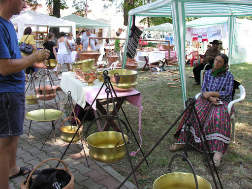 Ţigani căldărari la tîrgul meşterilor populari Oradea, ediţia a XVIII-a ...