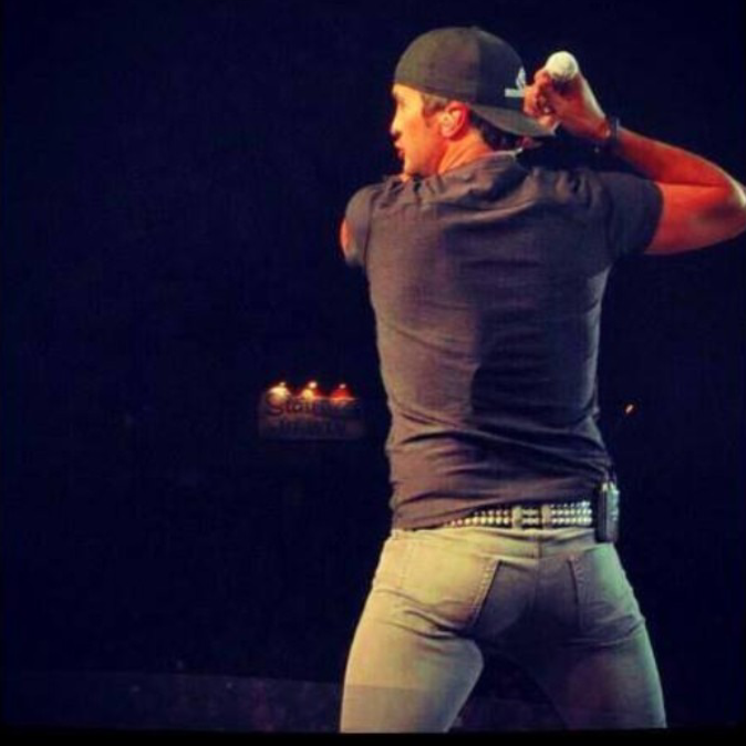 Que Hombres Luke Bryan Ass