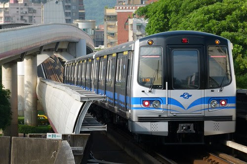 台北捷運381型電聯車上路營運