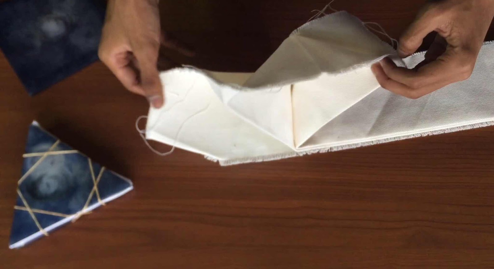 Cara membuat Shibori Tie Dye dengan Teknik Melipat (Itajime Shibori Tutorial)